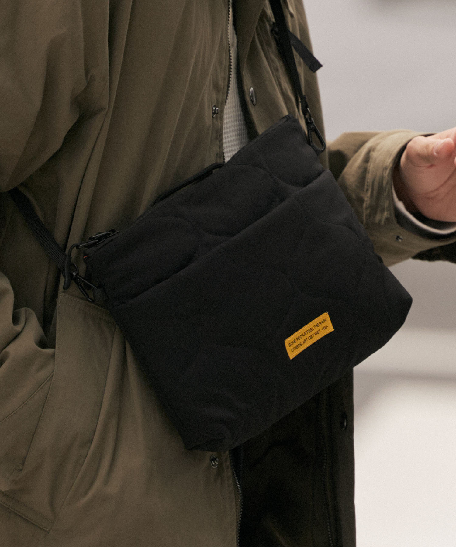 パデッドサコッシュポーチ K385 – KiU公式オンラインショップ